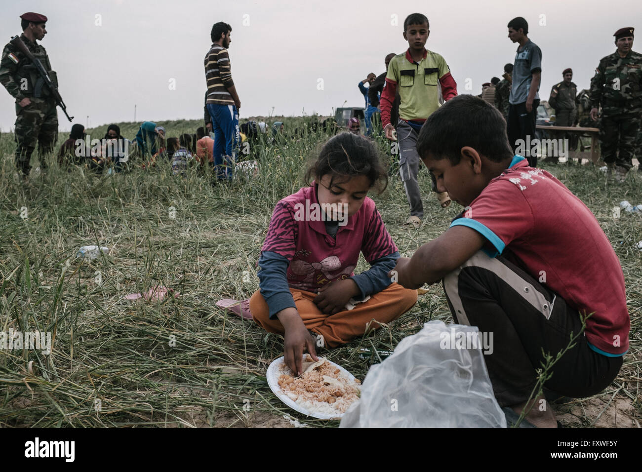 Refugee children eating hi-res stock photography and images - Alamy
