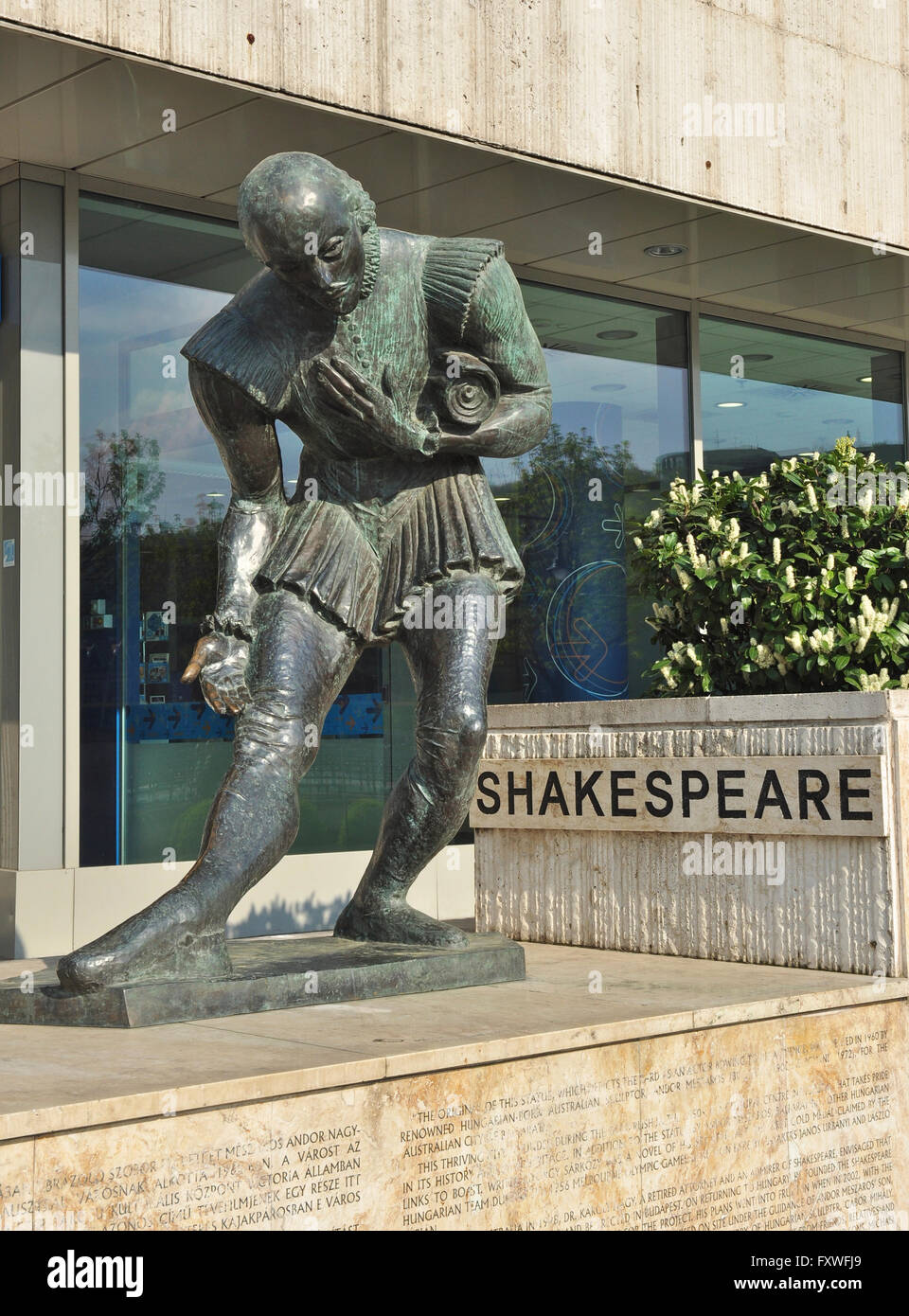 William shakespeare statue hi-res stock photography and images - Alamy