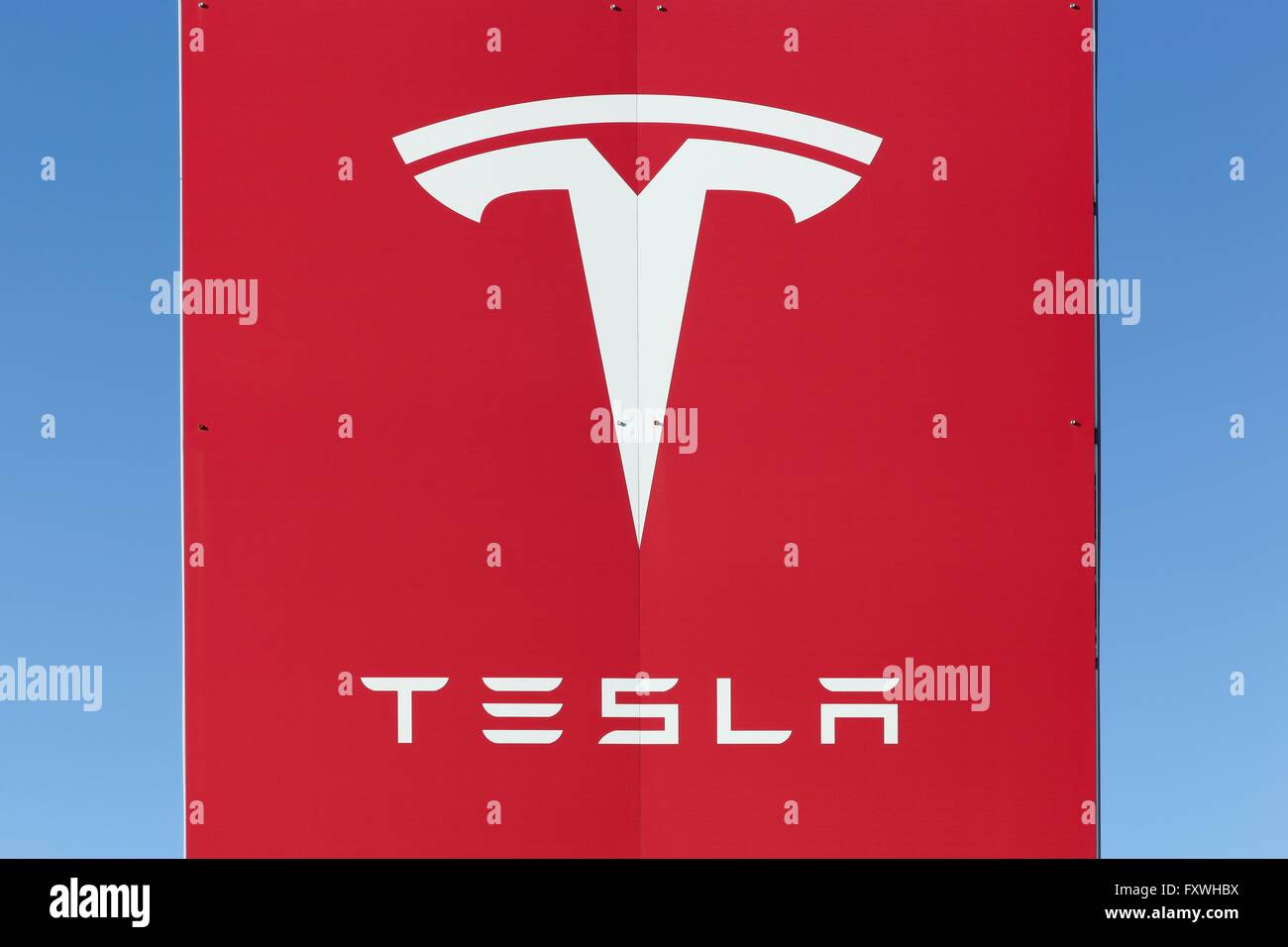 Tesla sign tesla dealership hi-res stock photography and images - Alamy