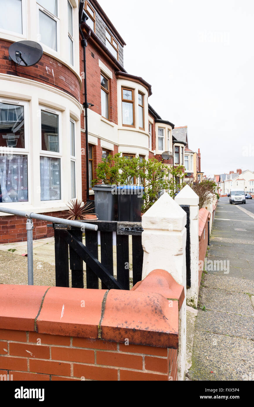 Row of terraced houses hi-res stock photography and images - Alamy