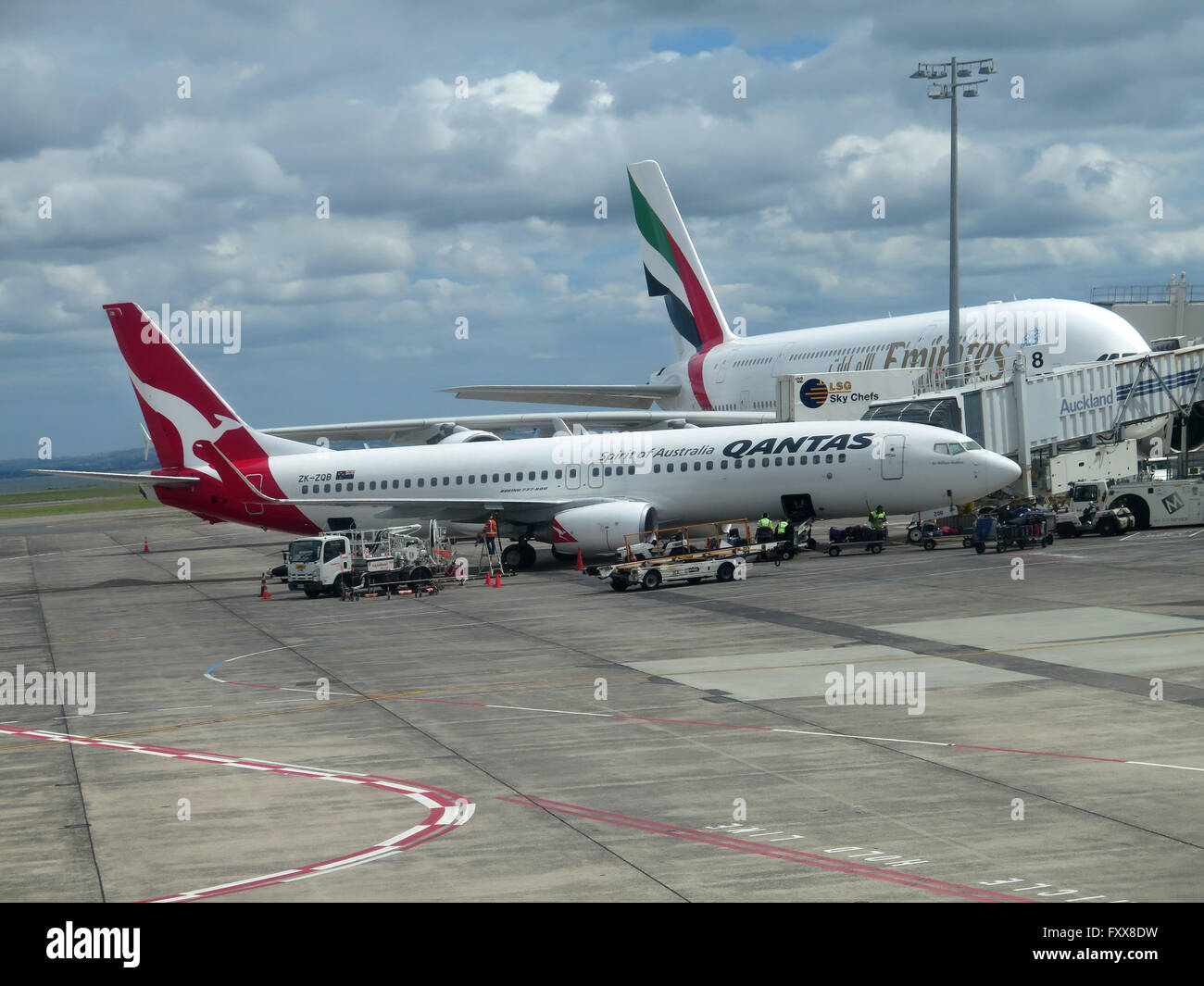 Side view emirates airbus a380 hi-res stock photography and images - Alamy