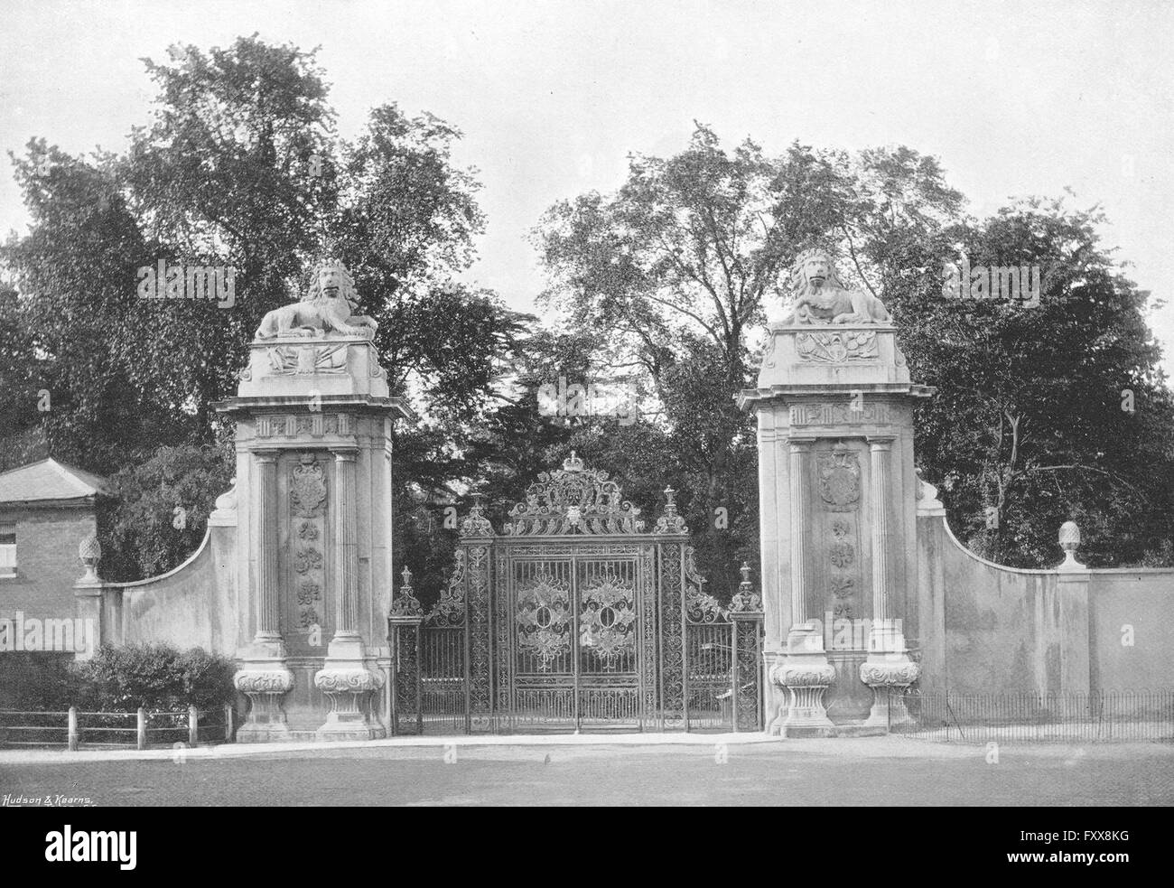 Lion gates hampton court Black and White Stock Photos & Images - Alamy