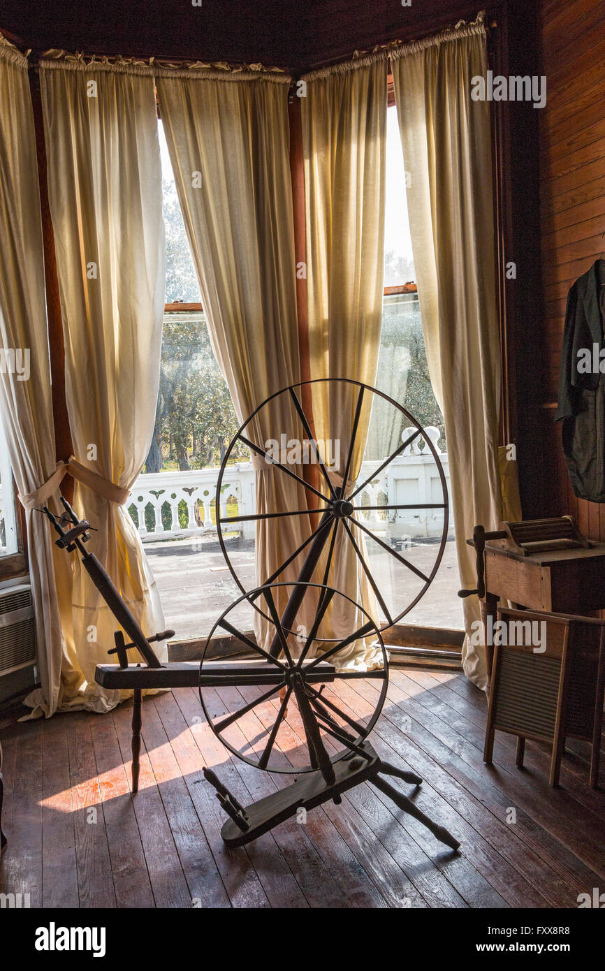 Antique spinning wheel hi-res stock photography and images - Alamy