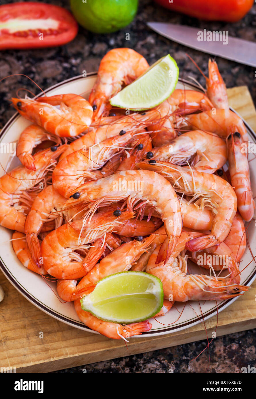 Fresh delicious prawns with lime on the plate Stock Photo - Alamy
