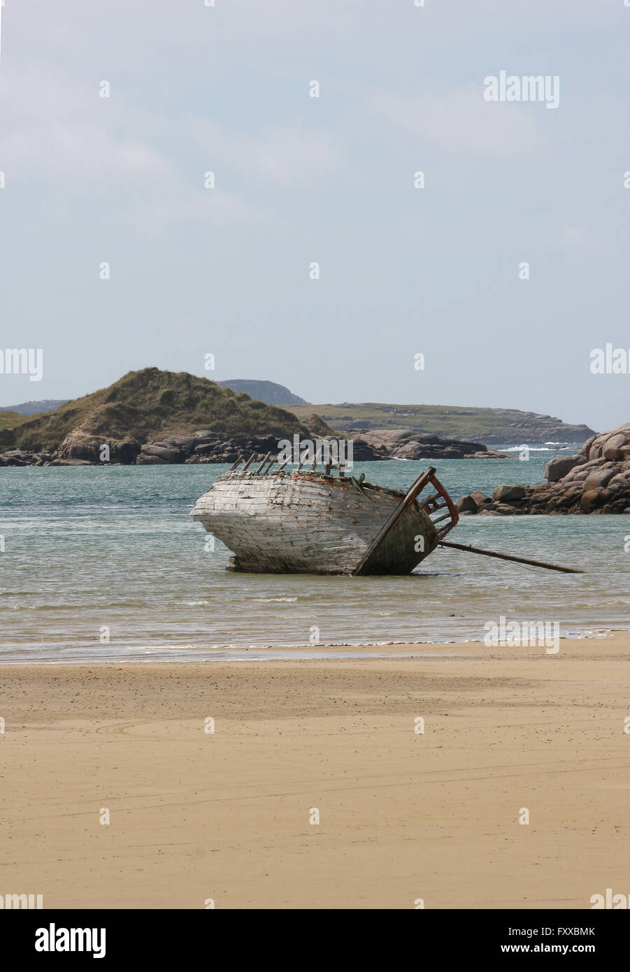 The beach and shipwreck at Bunbeg in County Donegal Stock Photo - Alamy