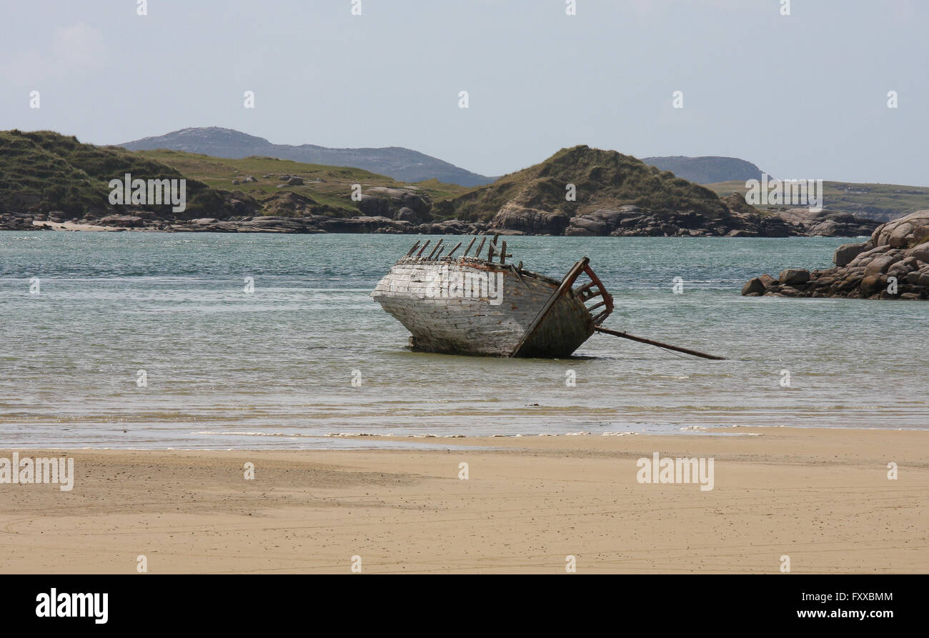 The beach and shipwreck at Bunbeg in County Donegal Stock Photo - Alamy