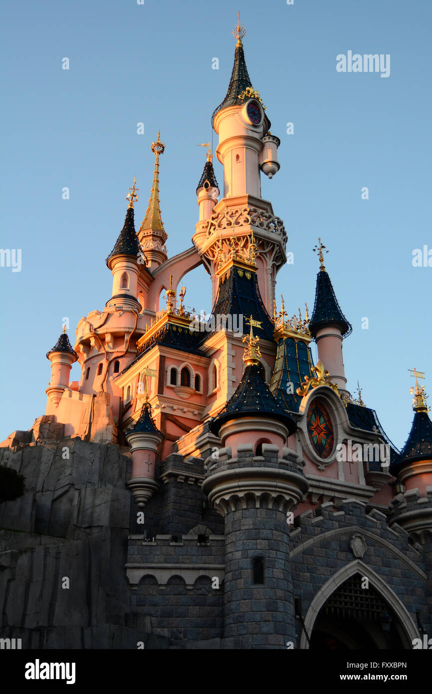 Cinderella castle disneyland hi-res stock photography and images - Alamy