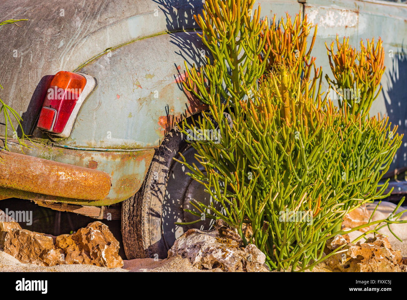 Rusty car in the desert hi-res stock photography and images - Alamy