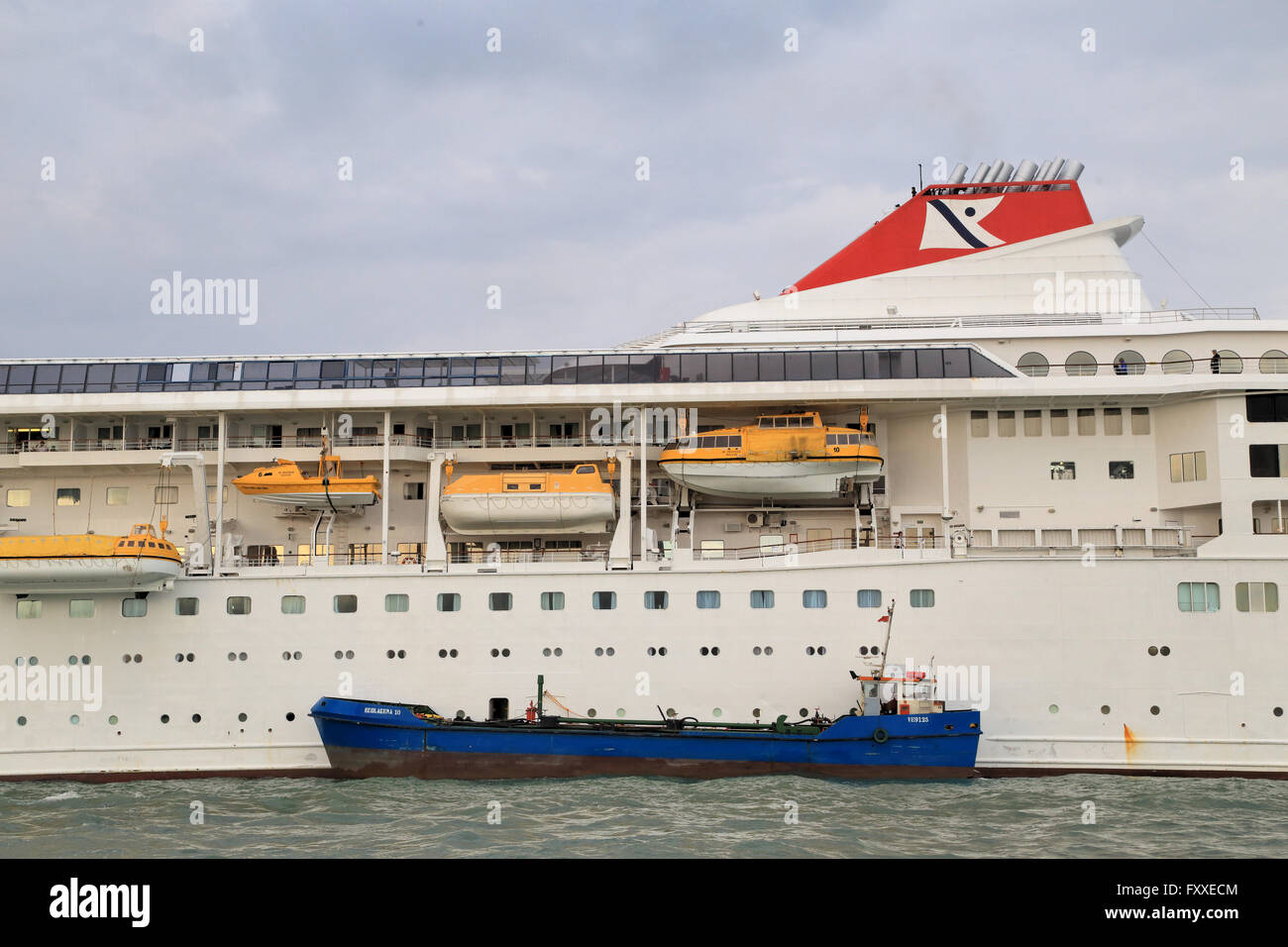 Cruise ship MS Braemar, IMO 9000699, being refueled from by the inland ...