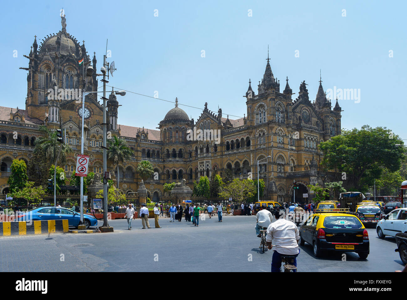 Mumbai railway station hi-res stock photography and images - Alamy