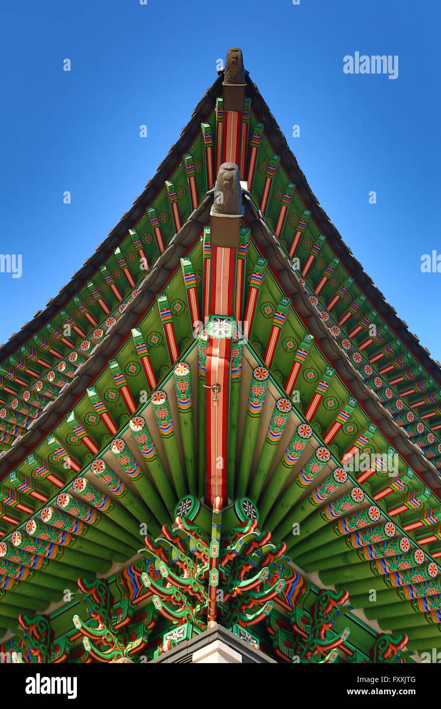 Green wooden roof beams of the Gwanghwamun Gate at Gyeongbokgung Palace ...
