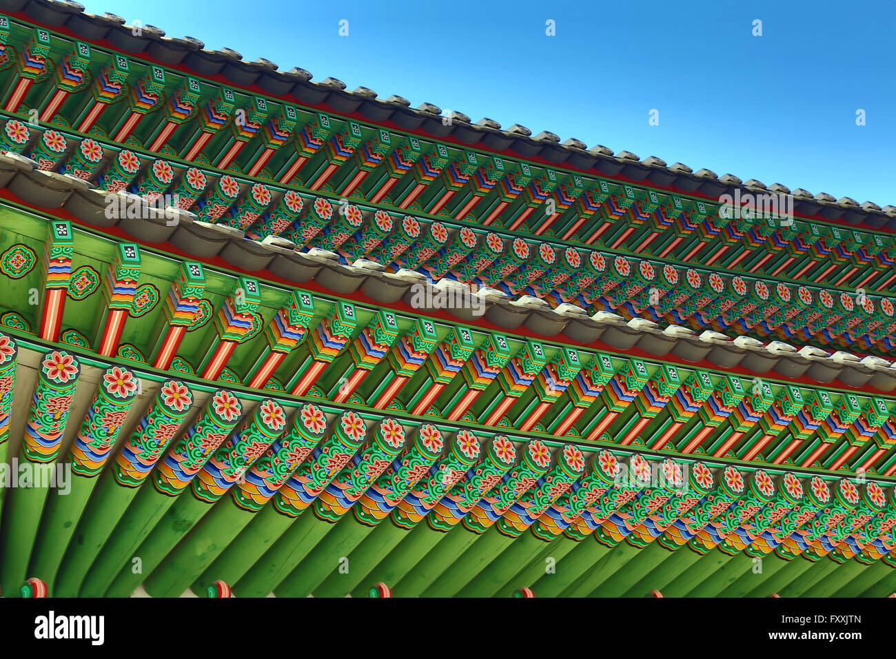 Green wooden roof beams of the Gwanghwamun Gate at Gyeongbokgung Palace ...