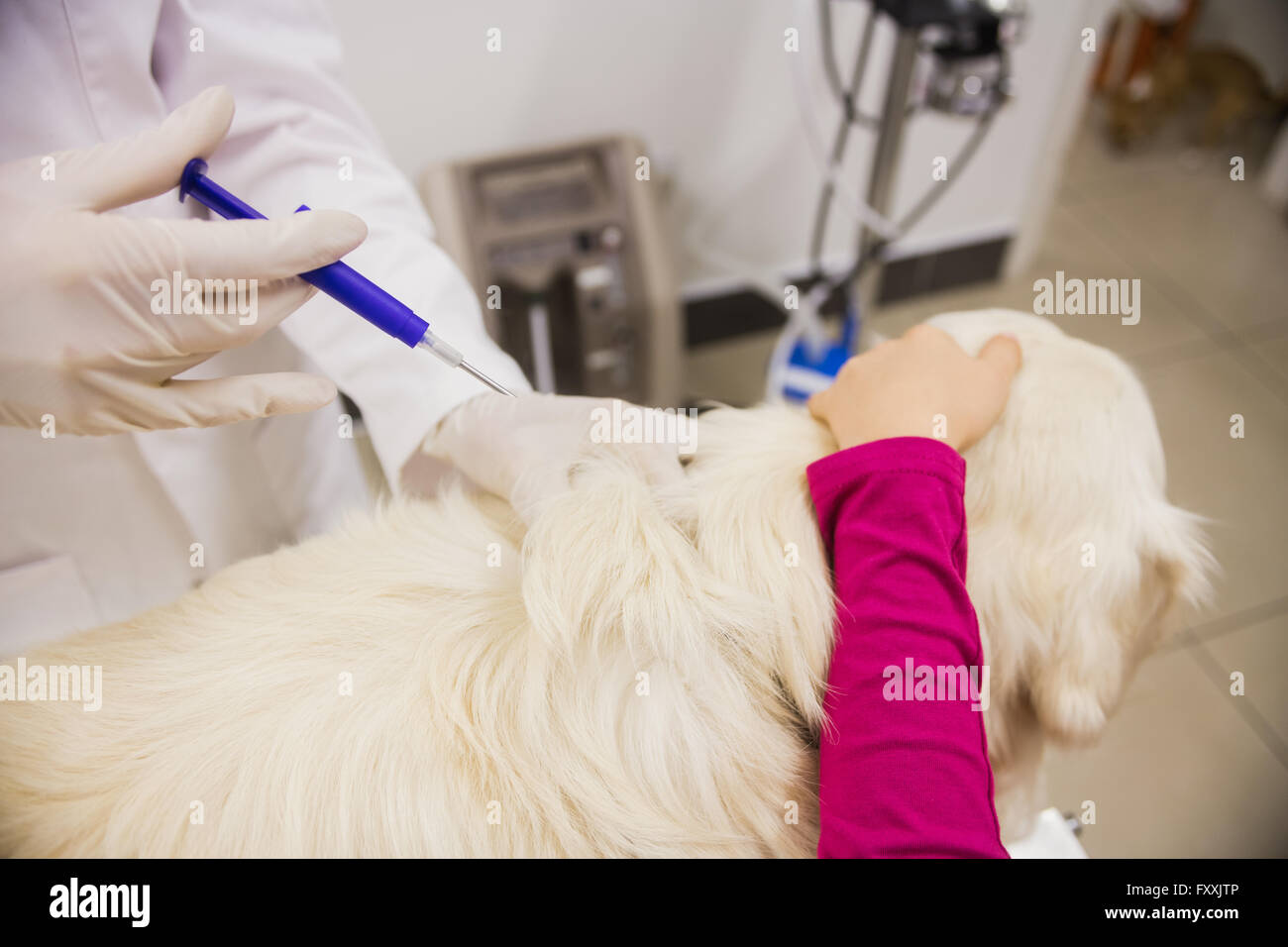 Doctor giving injection child hi-res stock photography and images - Alamy