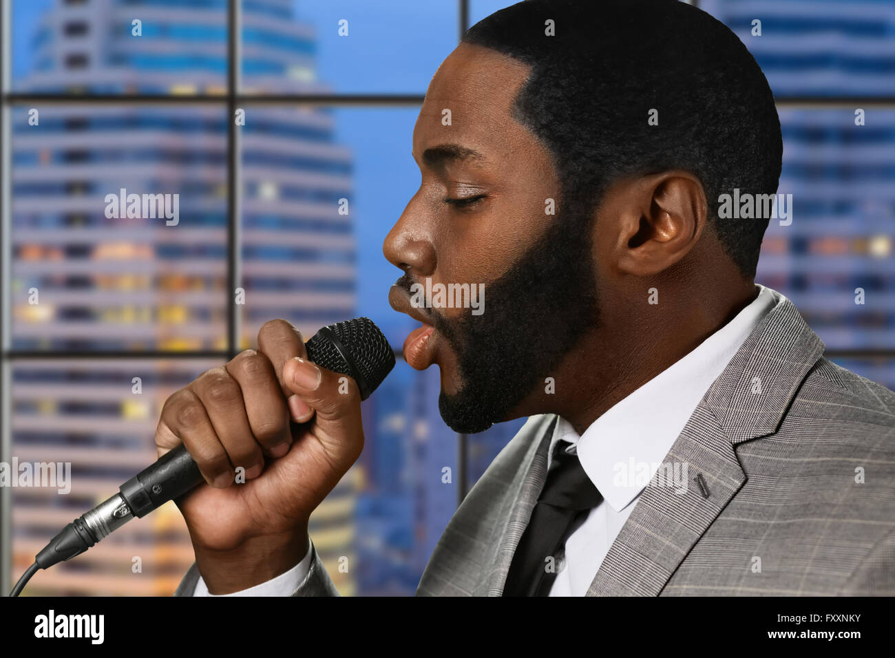 Afro singer with microphone Stock Photo - Alamy