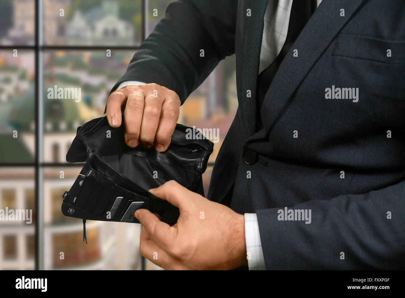 Empty wallet in hand hi-res stock photography and images - Alamy