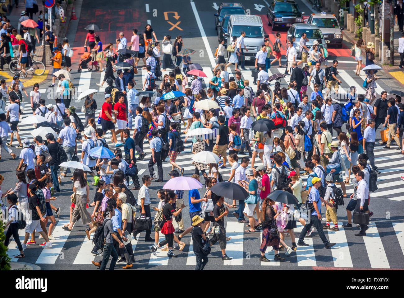 Crowded pedestrians street crossing hi-res stock photography and images ...