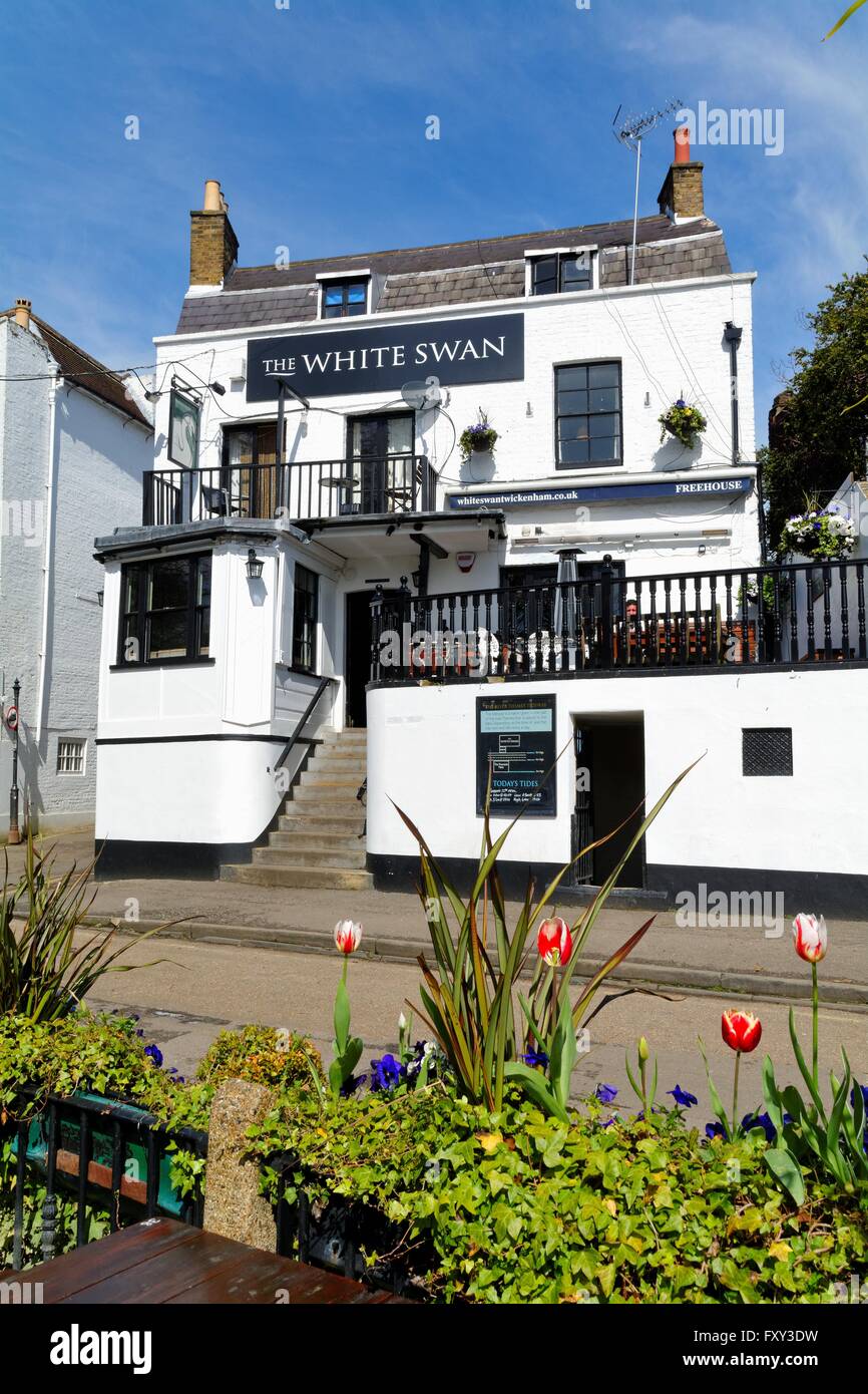 White swan pub riverside twickenham hi-res stock photography and images ...