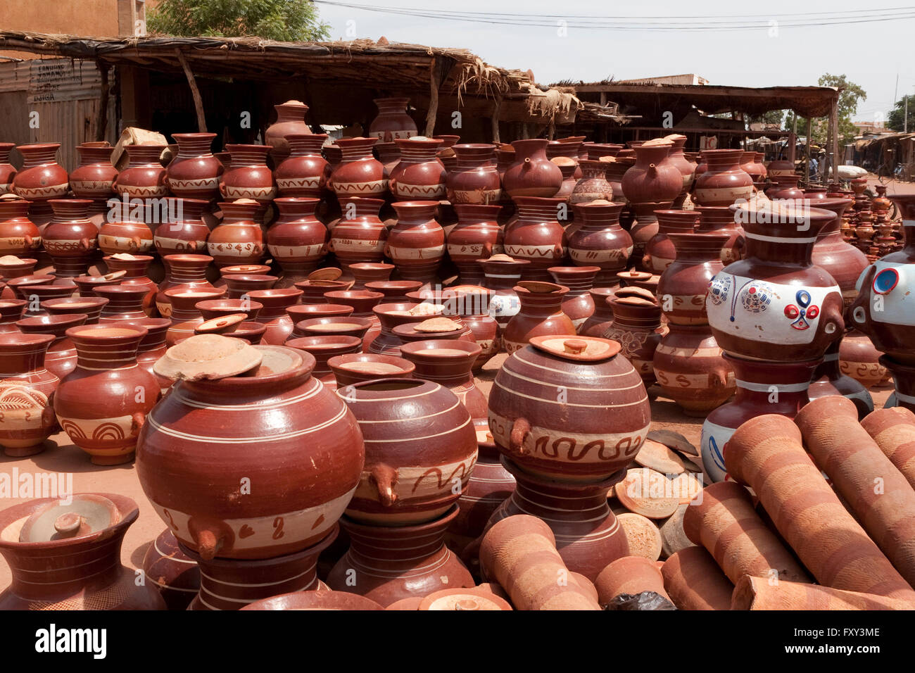 Mali pottery hi-res stock photography and images - Alamy