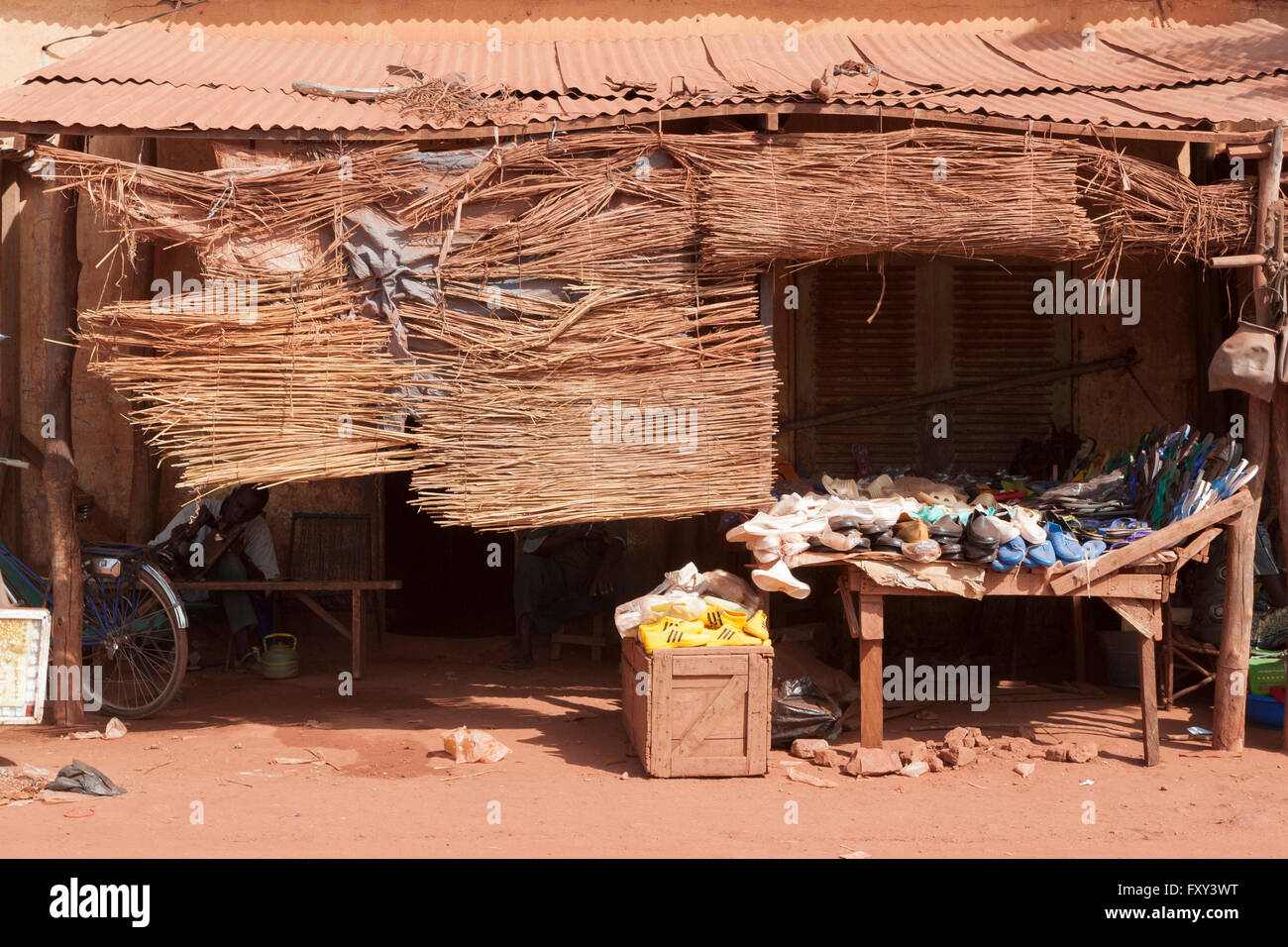 Poor market stall in Mopti Stock Photo - Alamy