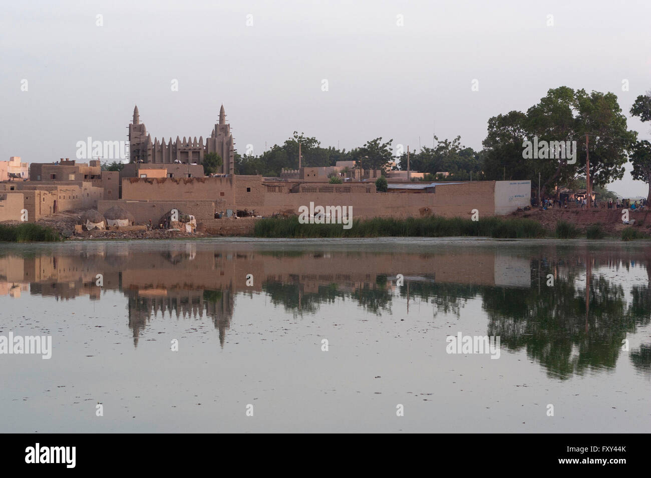 View of Mopti (Mali) with the Komoguel mosque (Grand Mosque of Mopti ...