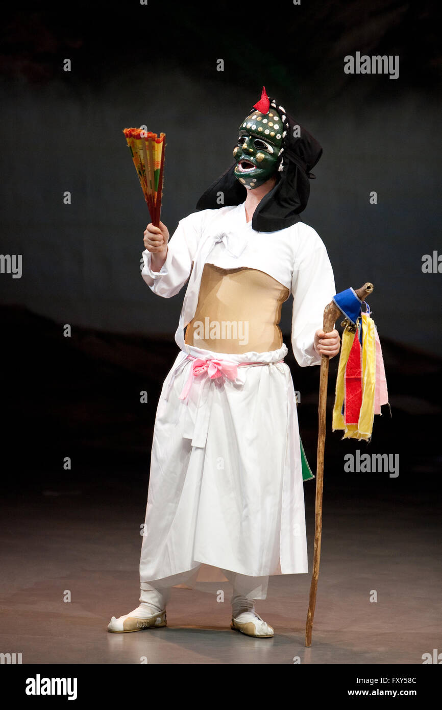 Korean Traditional dance Stock Photo - Alamy