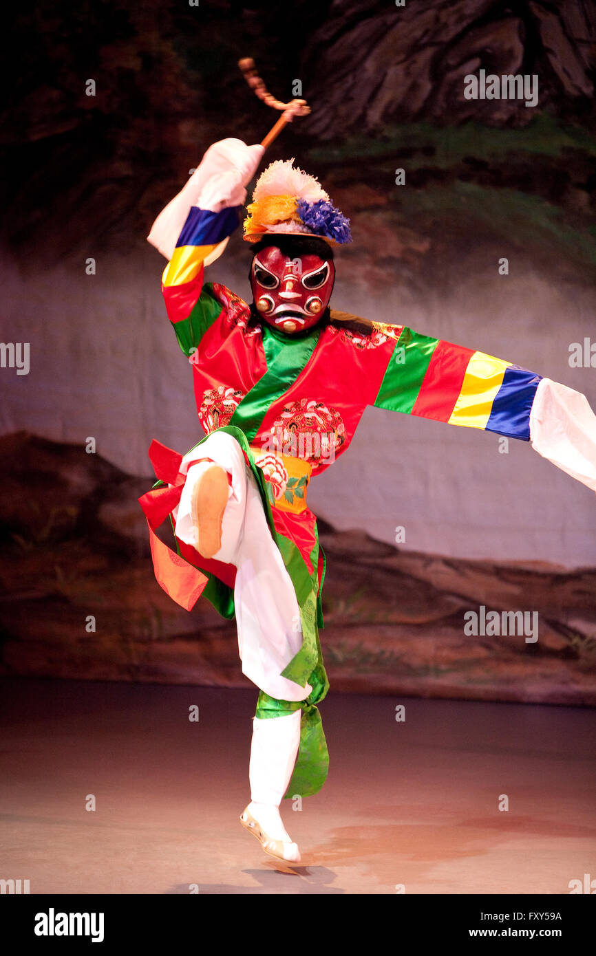 Korean Traditional dance Stock Photo - Alamy