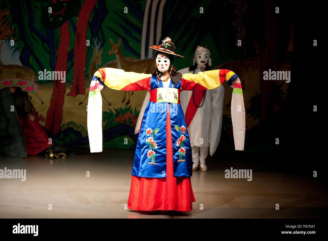 Korean Traditional dance Stock Photo - Alamy