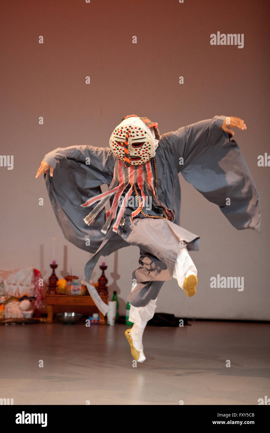 Korean Traditional dance Stock Photo - Alamy