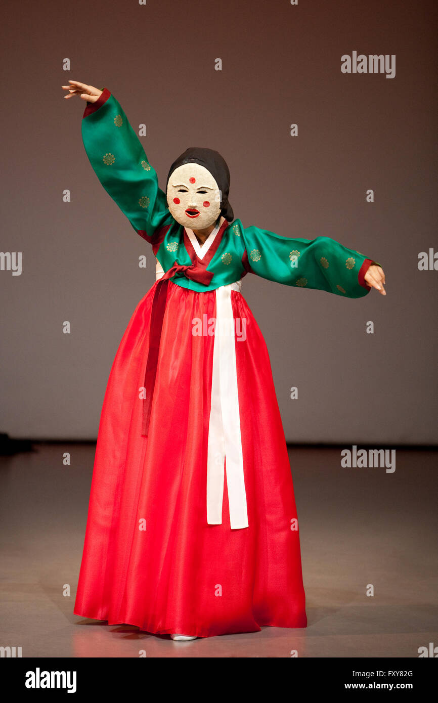 Korean Traditional dance Stock Photo - Alamy