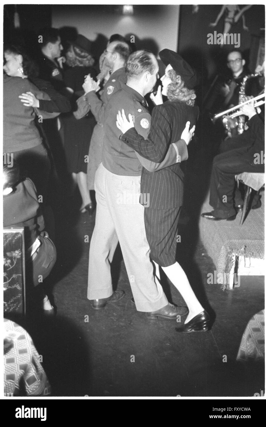 Evening party 1940s hi-res stock photography and images - Alamy
