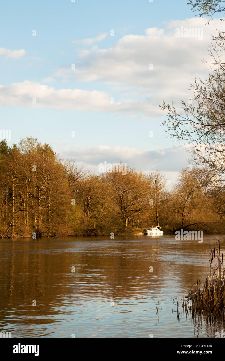 Peaceful english countryside scene on the River Thames at Wallingford ...