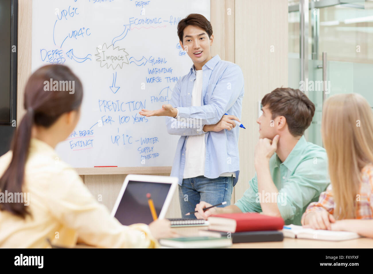 Aisan men hi-res stock photography and images - Alamy