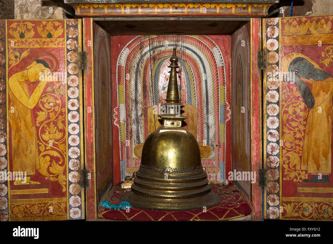 Sri Lanka, Kandy, Pilimathalawa, Gadladeniya Temple, miniature golden ...