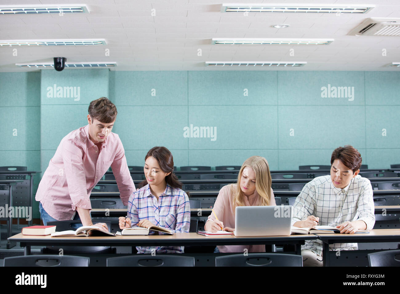 International students and domestic students studying together in ...