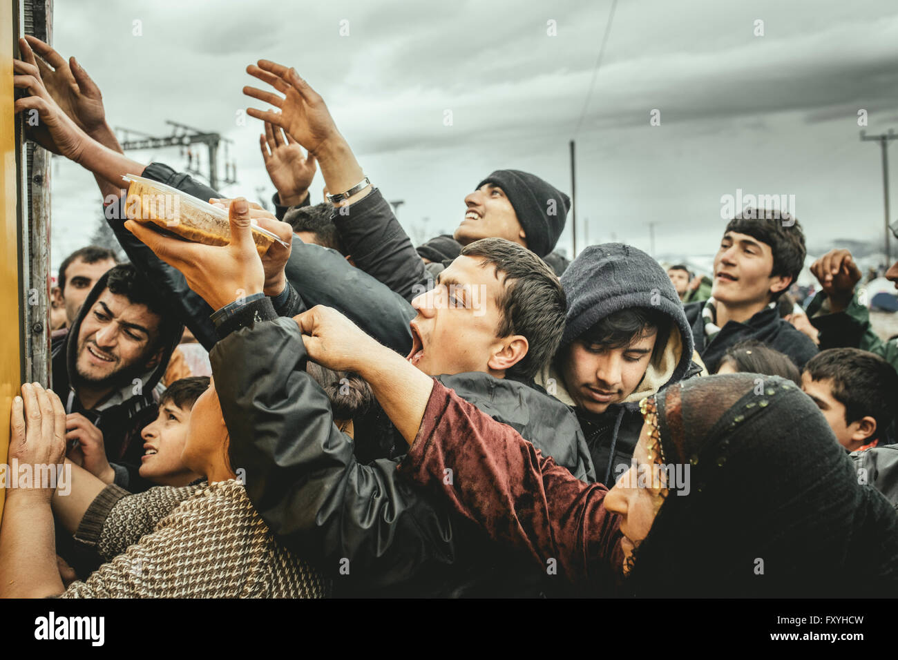 Distribution of food by Greek volunteers, refugee camp in Idomeni ...