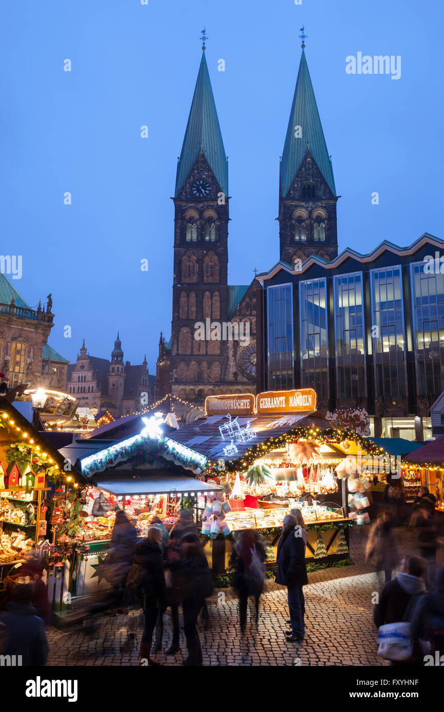 Christmas market, St. Peter's Cathedral, Marktplatz, Bremen, Germany ...