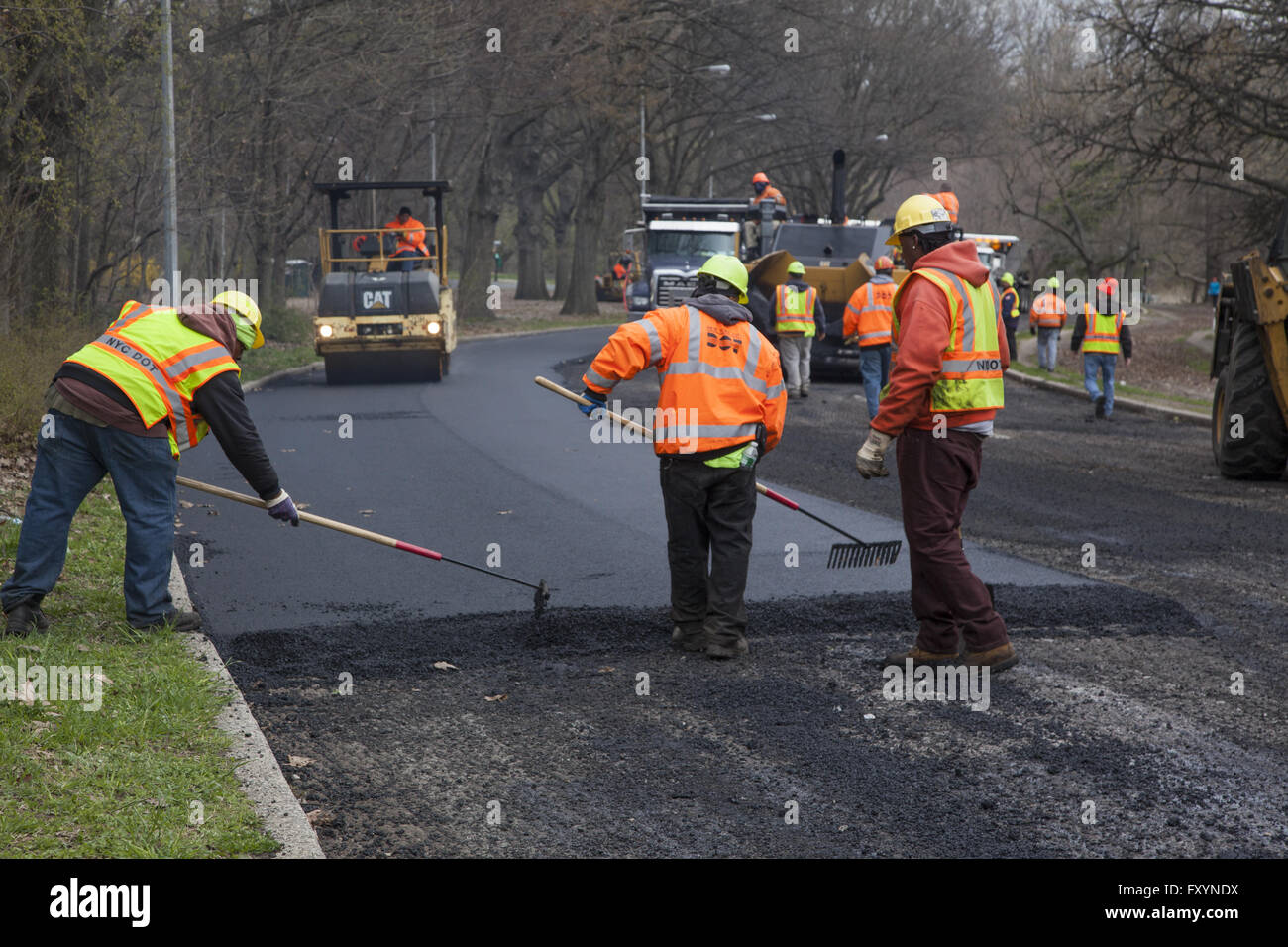 Road crew hi-res stock photography and images - Alamy