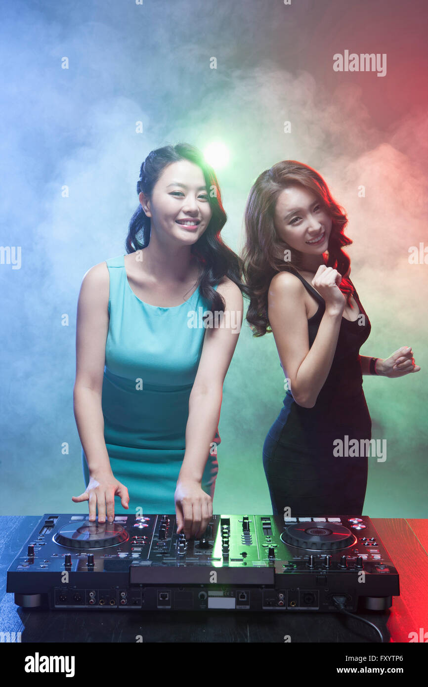 Women playing music hi-res stock photography and images - Alamy