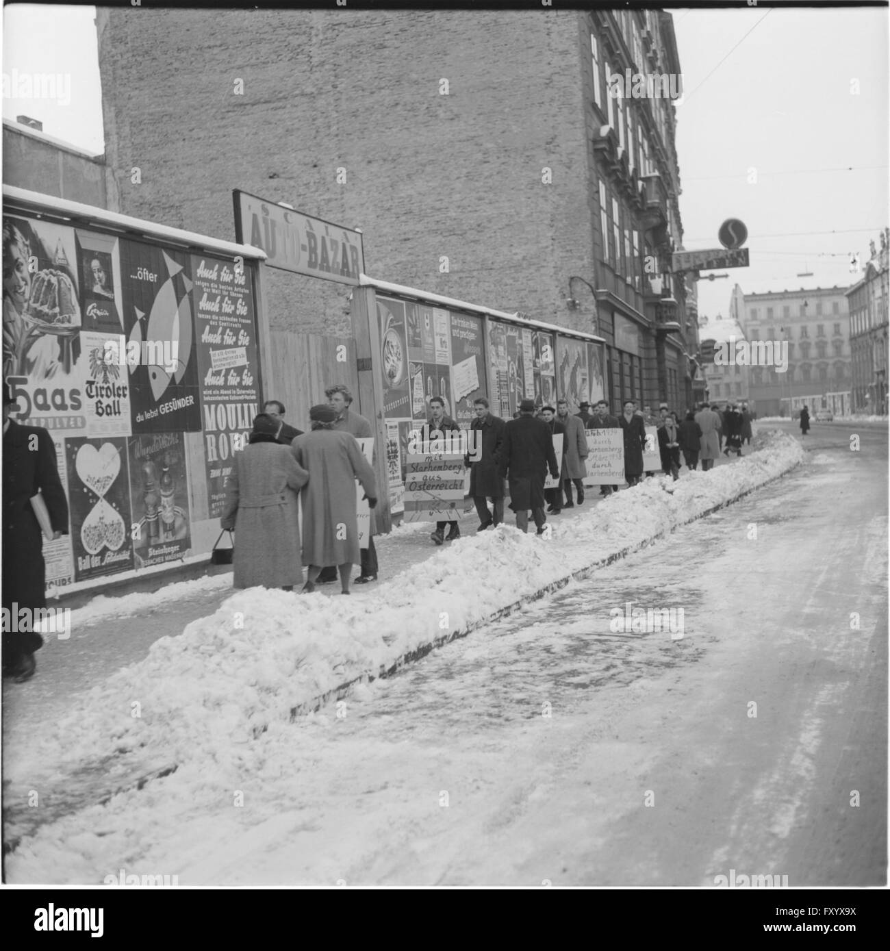 Demonstranten am Gehsteig vor Plakatwand mit Tafeln Stock Photo - Alamy