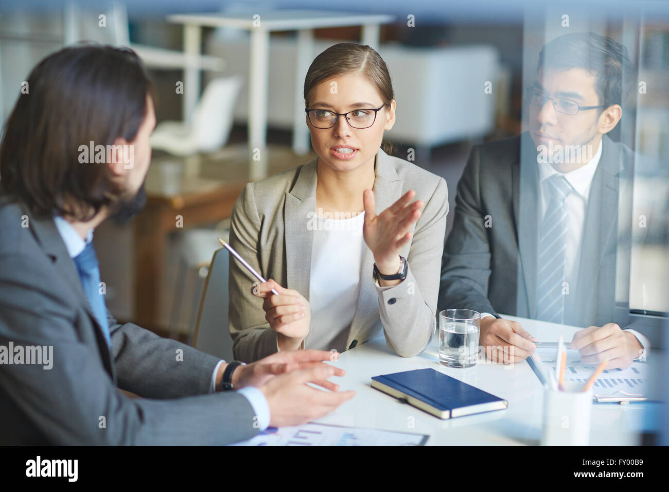 Woman explanation hi-res stock photography and images - Alamy