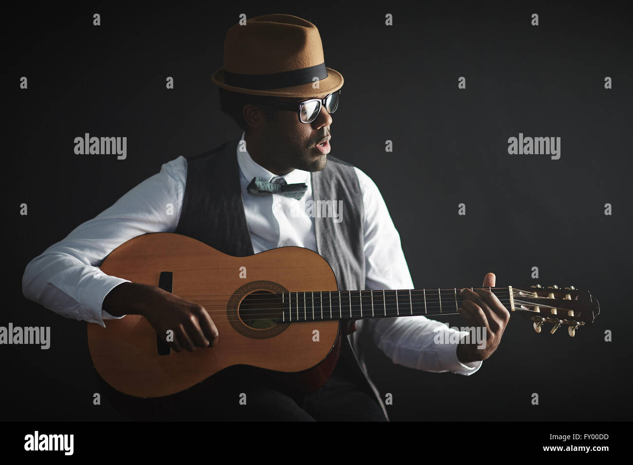 Well dressed singer hi-res stock photography and images - Alamy