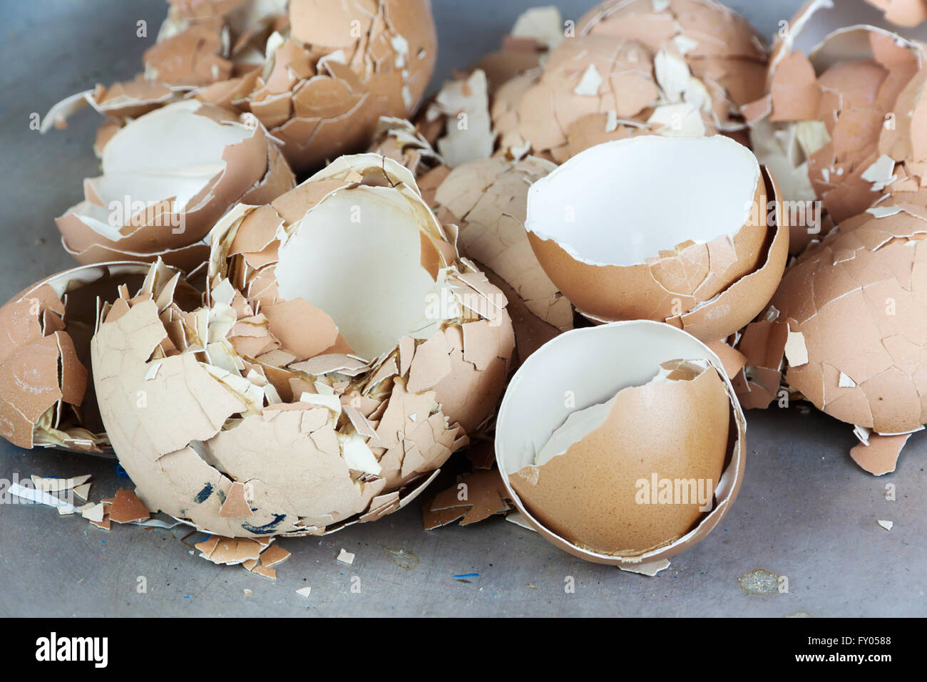 egg shell many lot a creaked fracture Stock Photo - Alamy