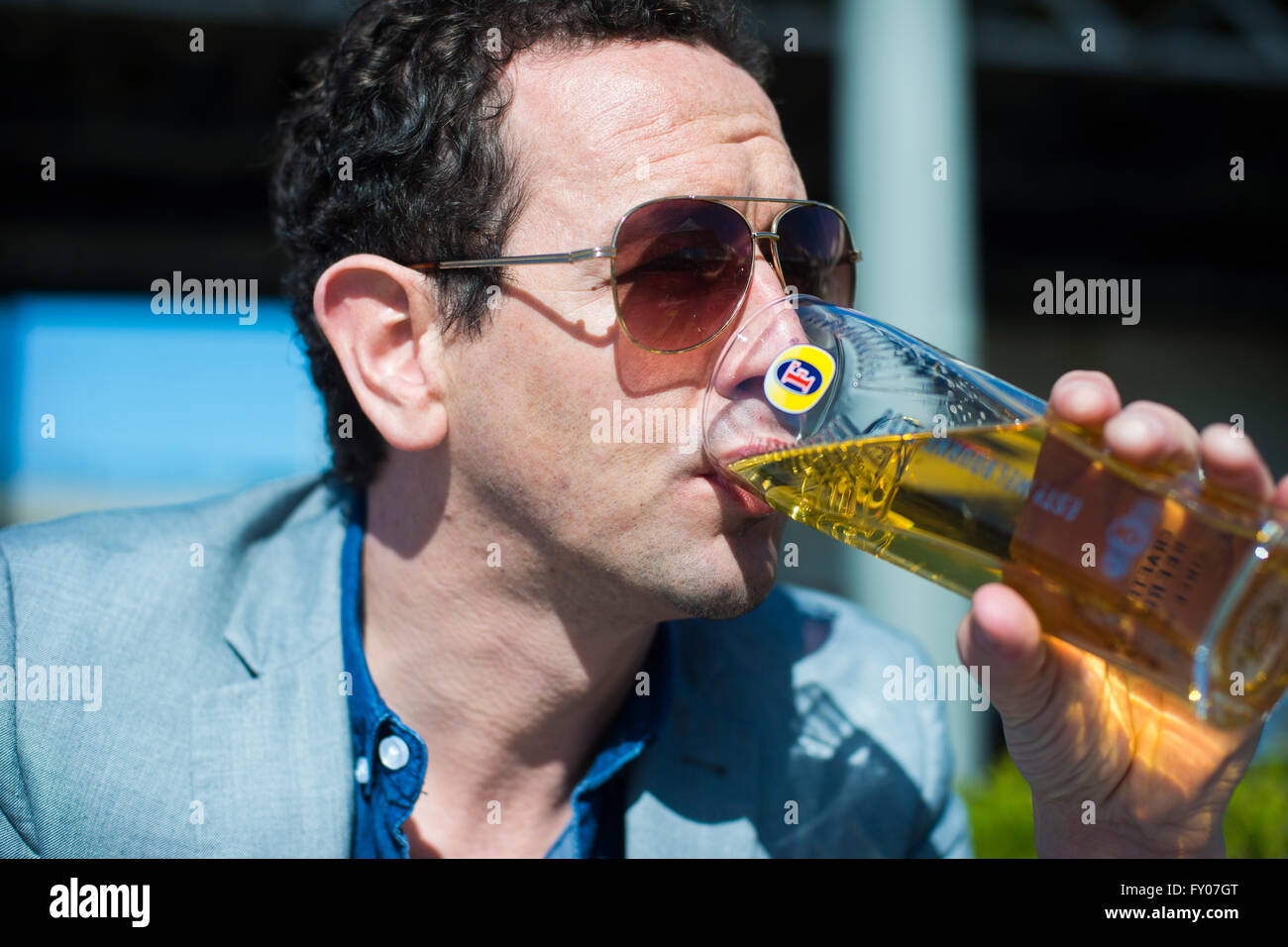 Man pint drinking pub hi-res stock photography and images - Alamy