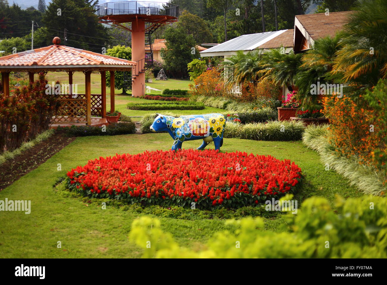 Red cow garden statue hi-res stock photography and images - Alamy