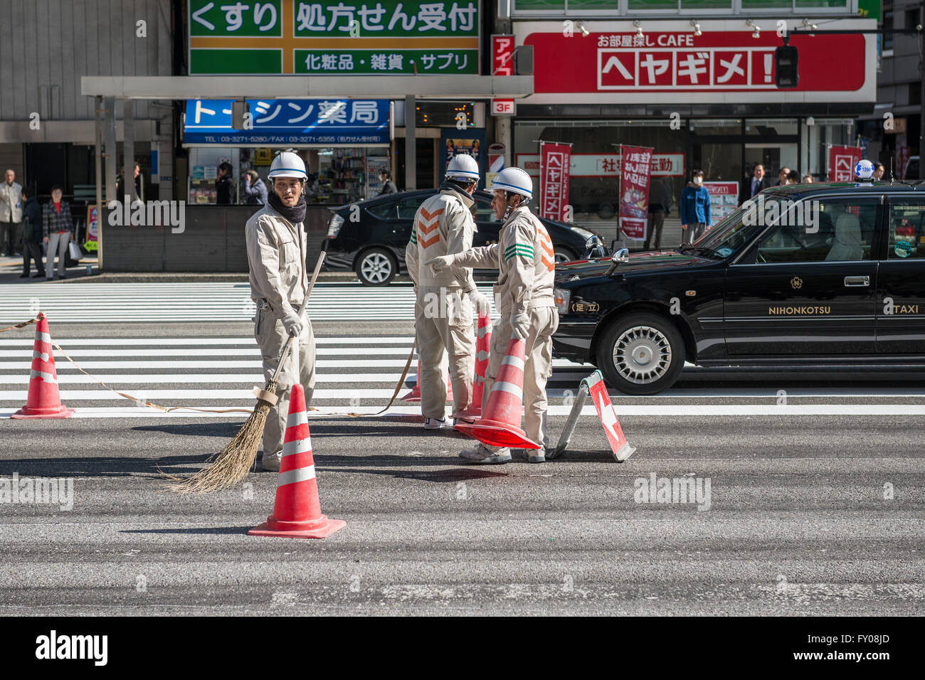Japanese street cleaners hi-res stock photography and images - Alamy
