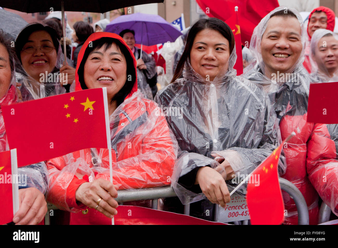 Chinese-Americans hold signs of support and welcome as president Xi ...