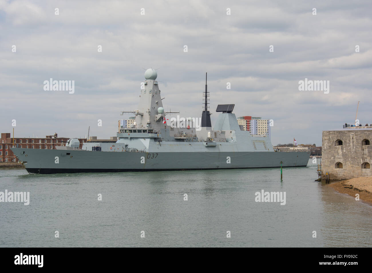 HMS Duncan (D37) passing the Round Tower, Portsmouth Stock Photo - Alamy