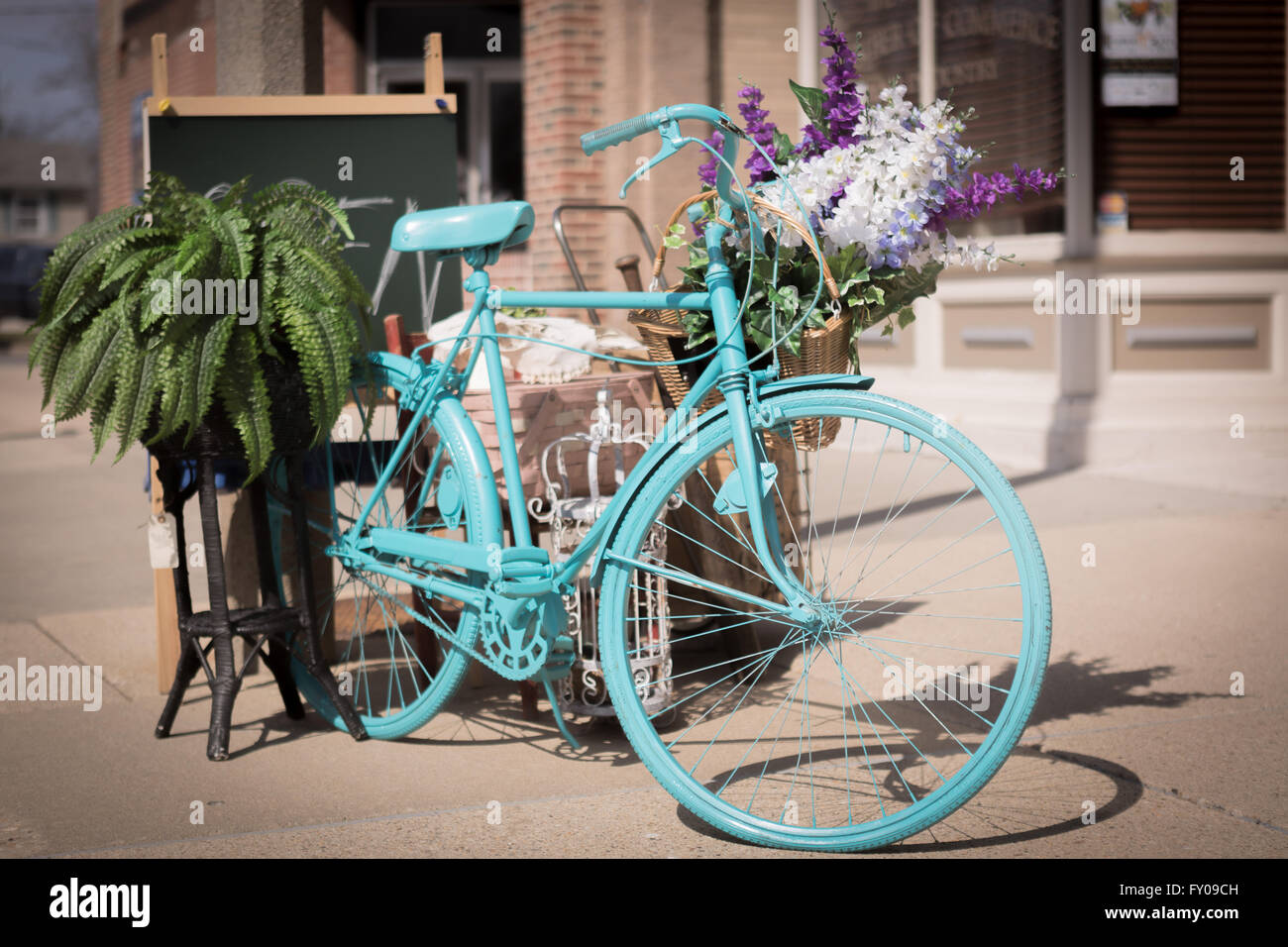 Outdoor antique basket bicycle bike hi-res stock photography and images ...