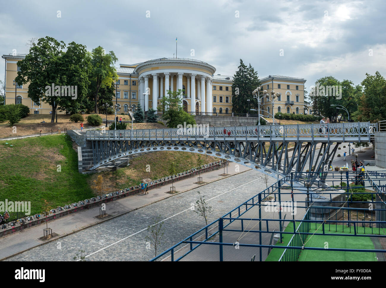 October Palace and Memorial for killed Euromaidan participants at ...