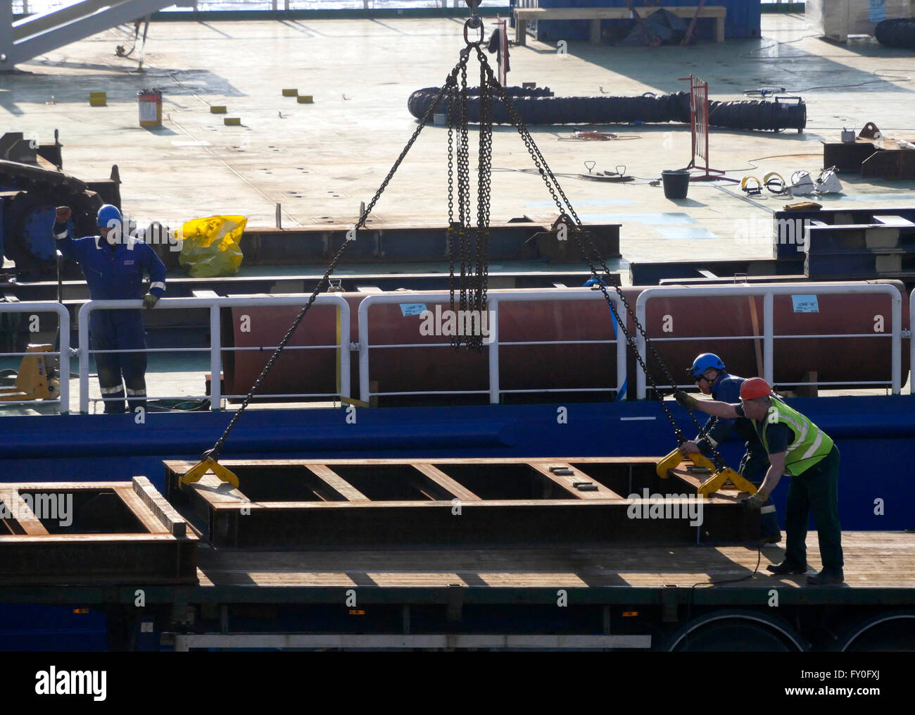 Dockside lifting equipment hi-res stock photography and images - Alamy
